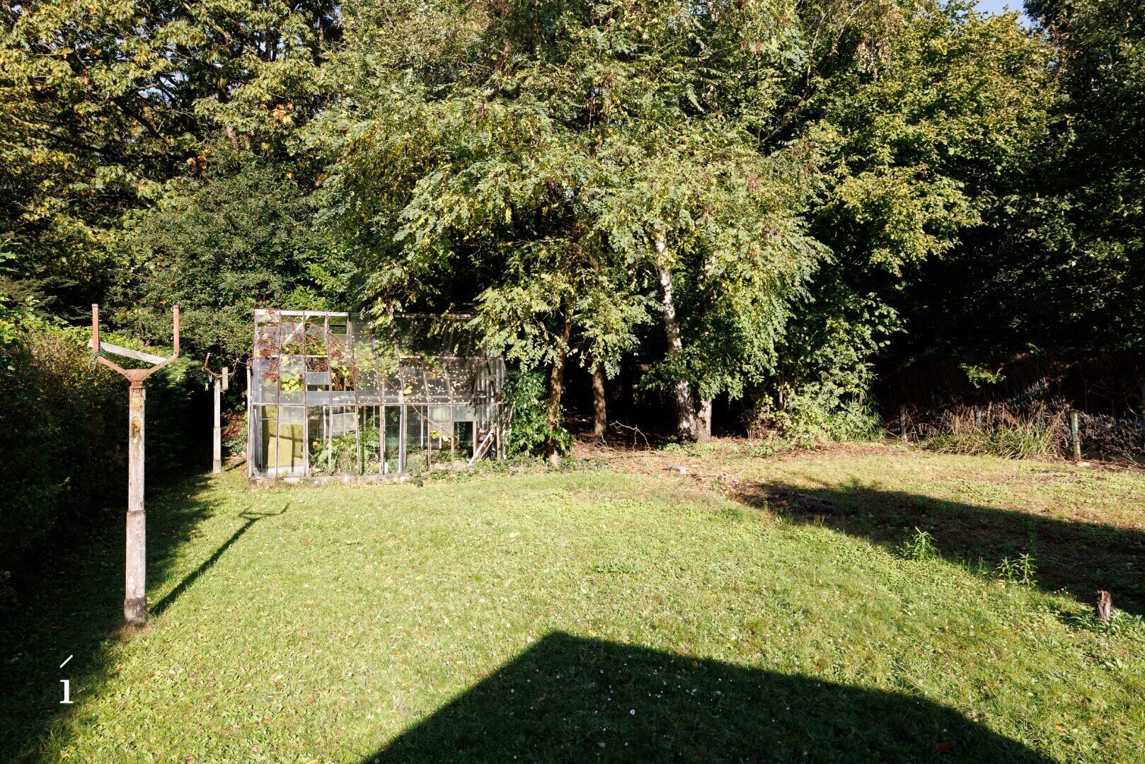 Twee geheel te renoveren woningen / bouwgrond op toplocatie | Irres